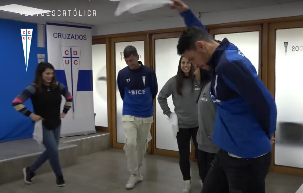 Zampedri aprende a bailar cueca en las Fiestas Patrias de la UC