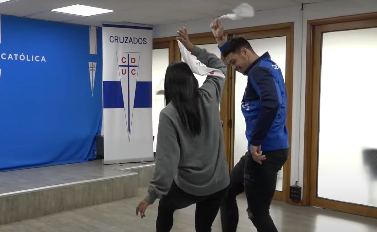 Zampedri aprende a bailar cueca en las Fiestas Patrias de la UC