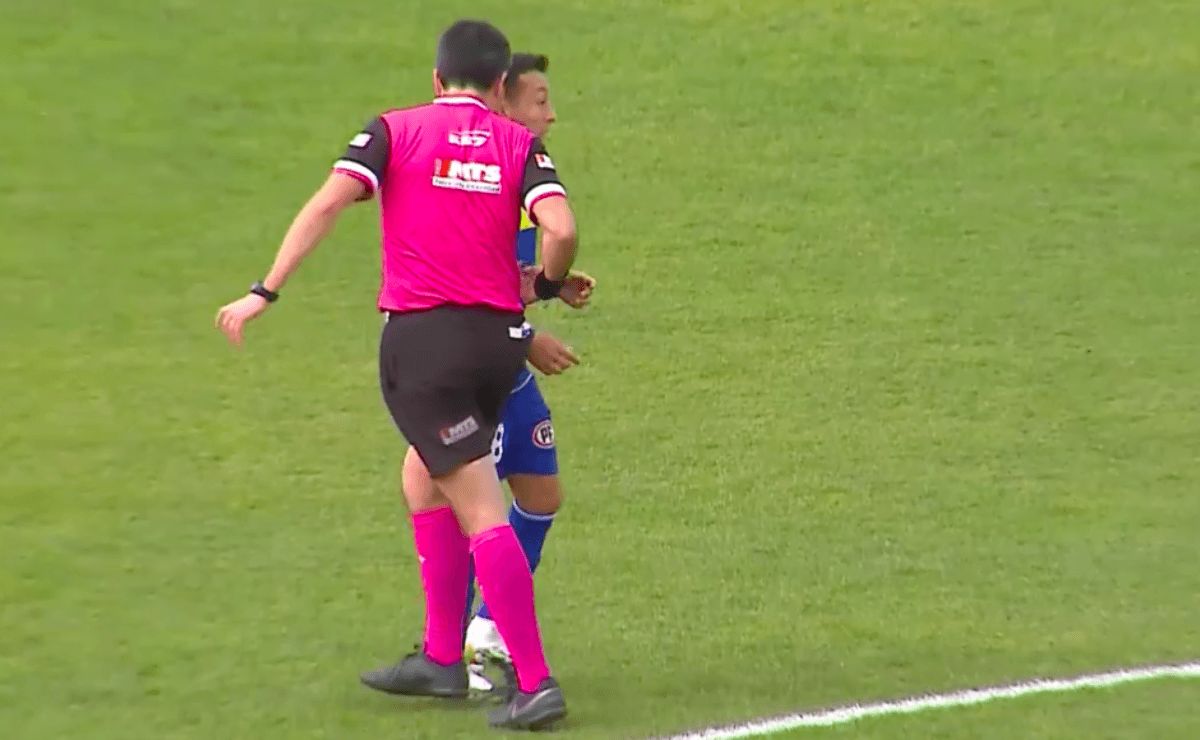 Video: ¡Insólito! Boris Sagredo recibe agresión de árbitro con su ...