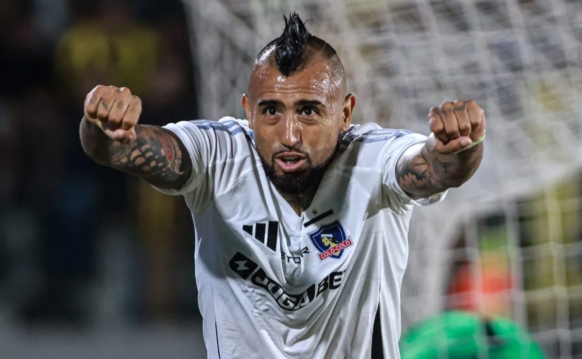 Jardineros podan árbol con la forma de la cara de Arturo Vidal