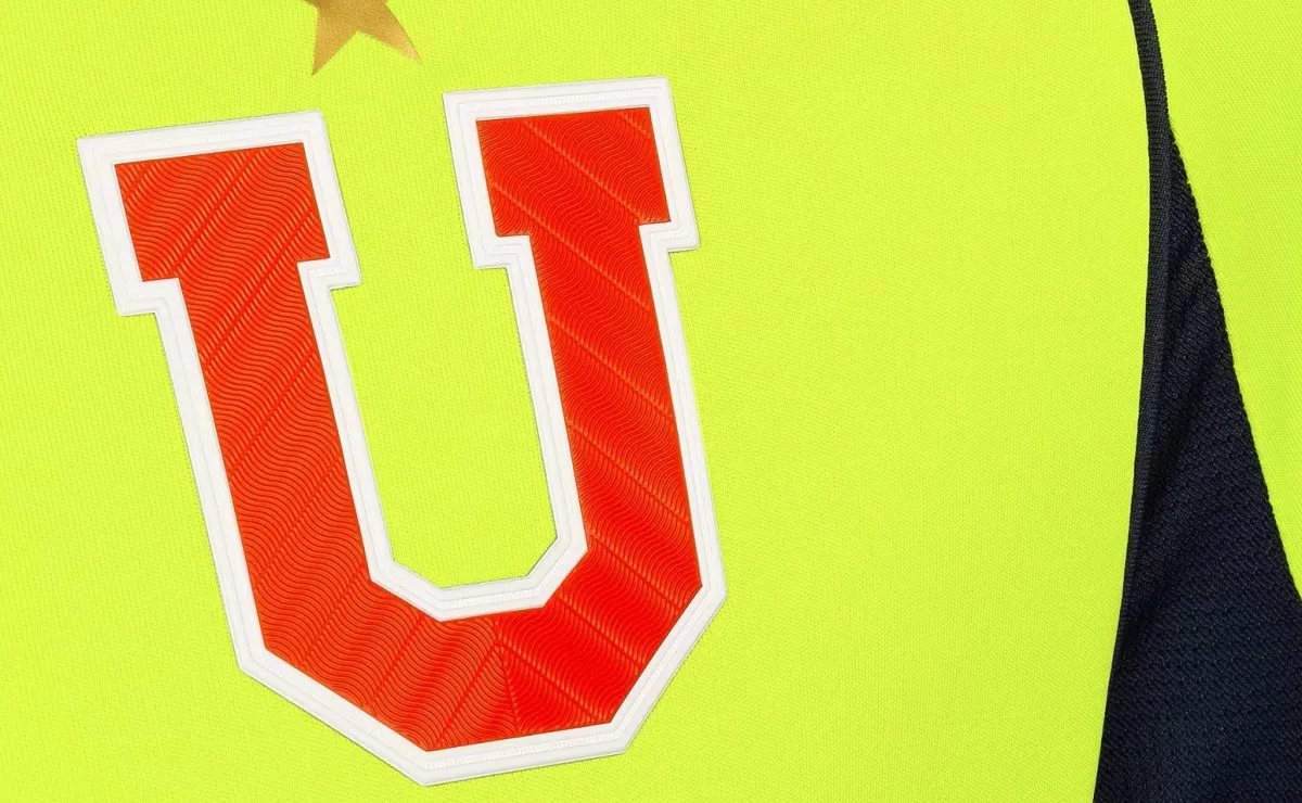 U de Chile presente su nueva camiseta amarilla para el 2025-26